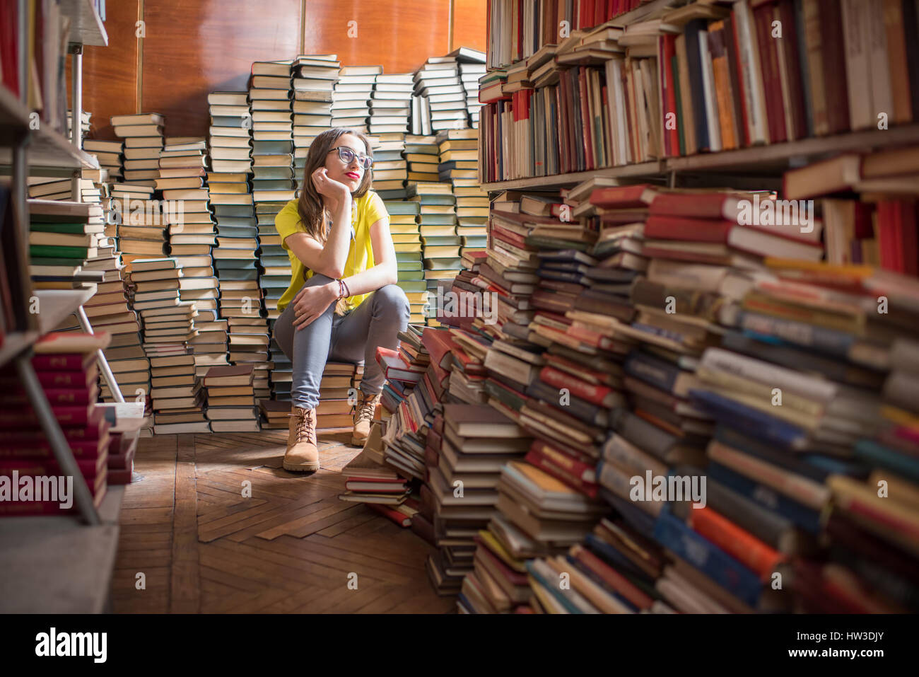Student at the library Stock Photo - Alamy