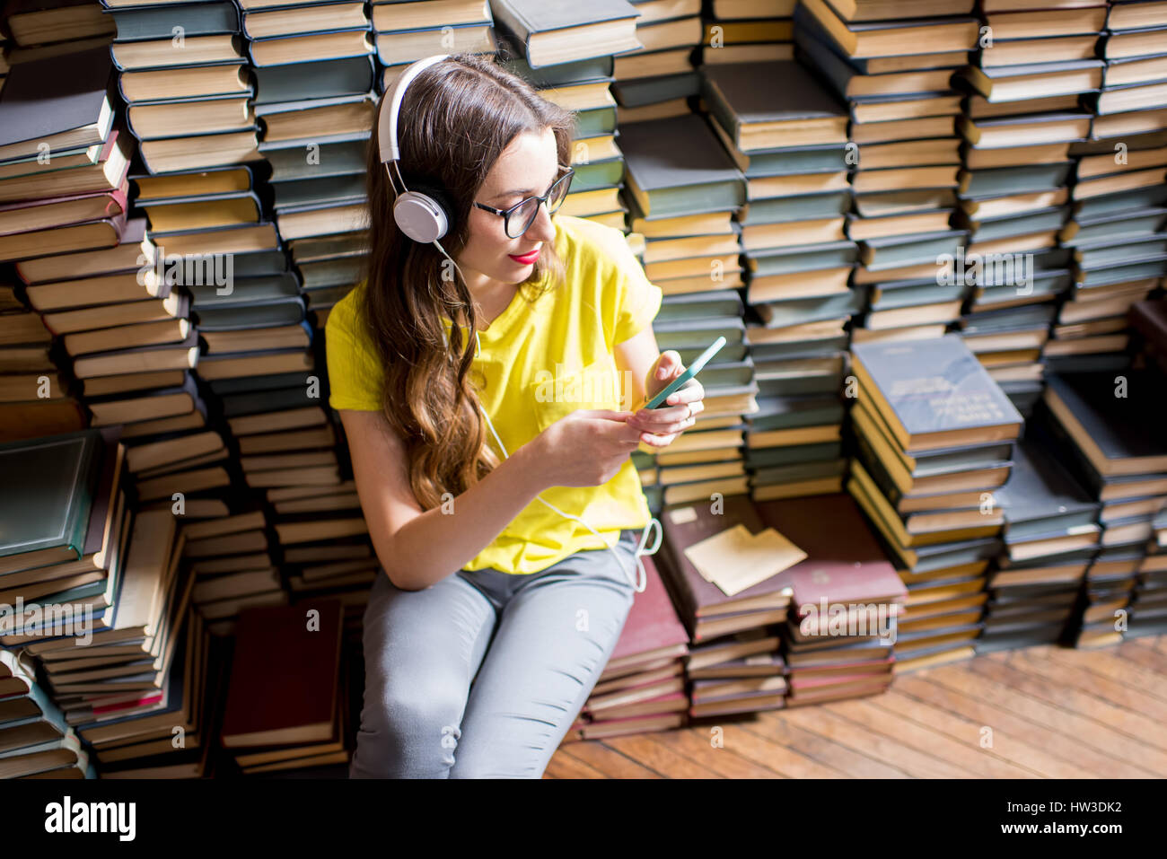 Student at the library Stock Photo - Alamy