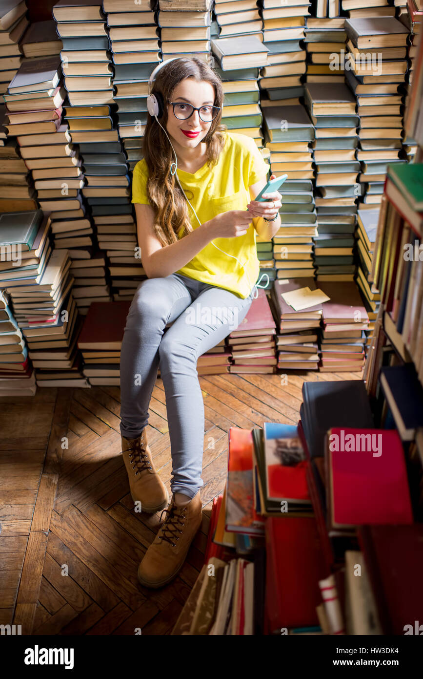 Student at the library Stock Photo - Alamy