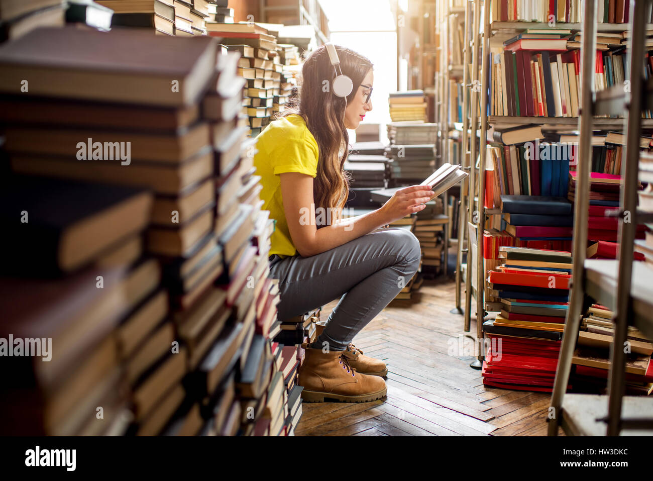 Student at the library Stock Photo - Alamy