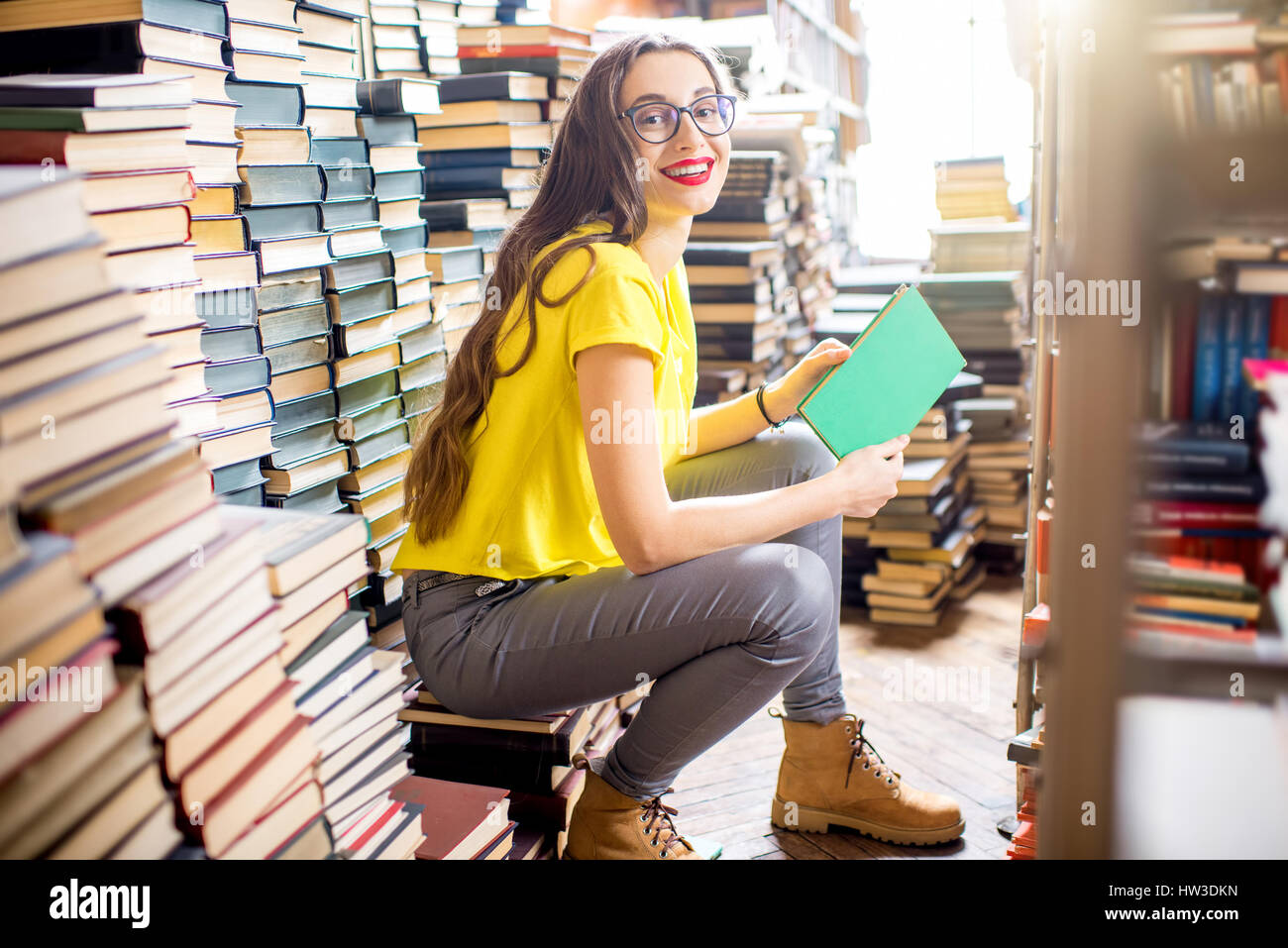 Student at the library Stock Photo - Alamy
