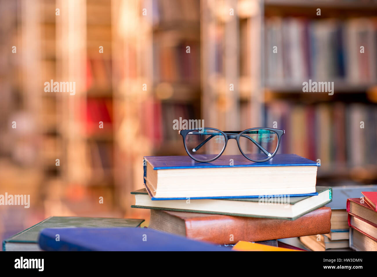 College bookshelf hi-res stock photography and images - Alamy