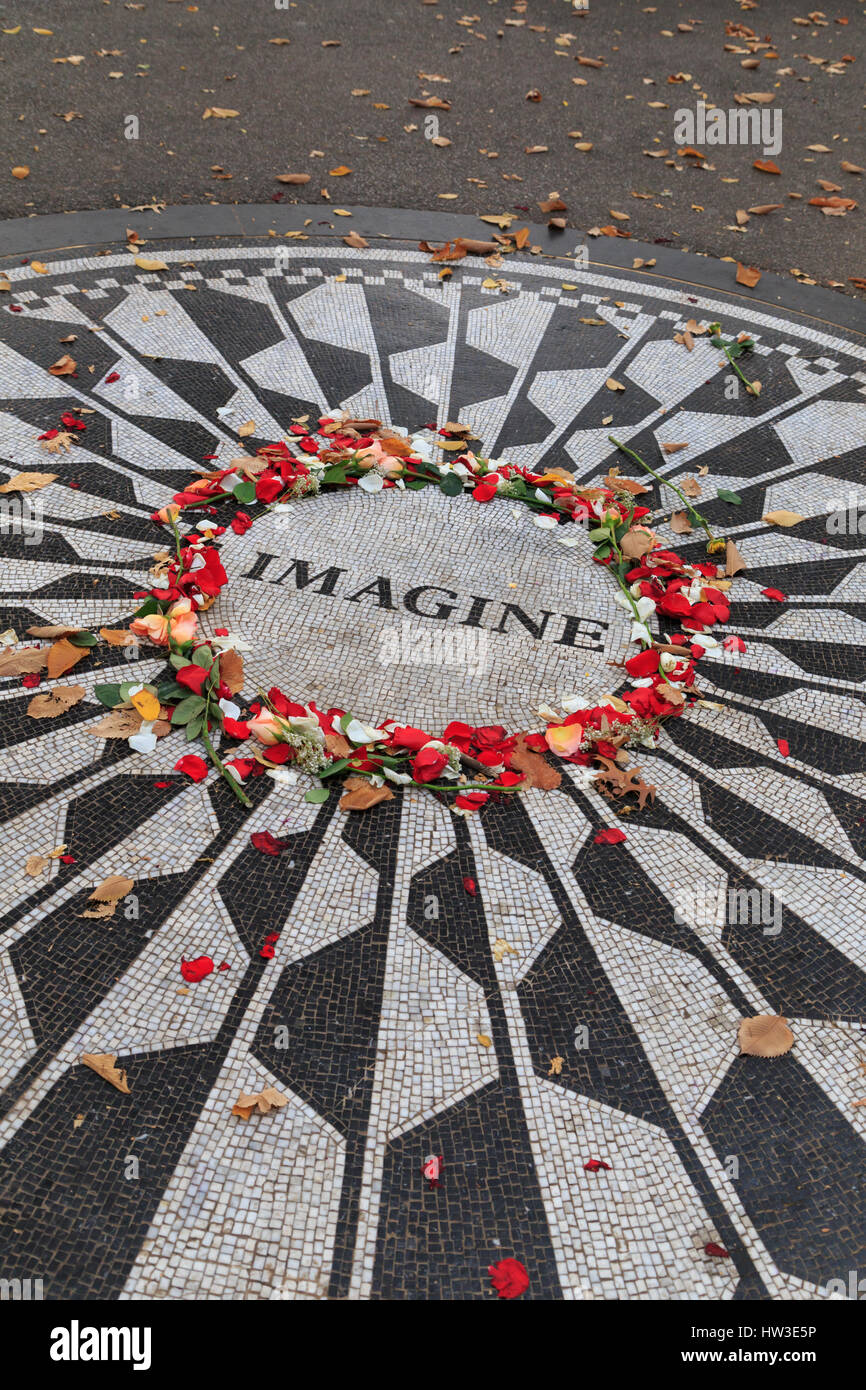 USA, New York City, Manhattan, Central Park, Strawberry Fields, Imagine ...