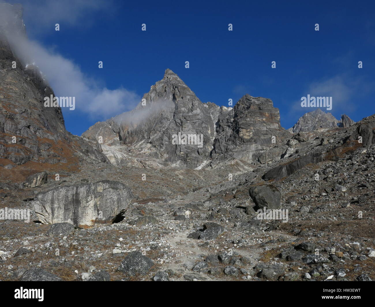 Path leading towards Cho La mountain pass, Everest national Park, Nepal ...