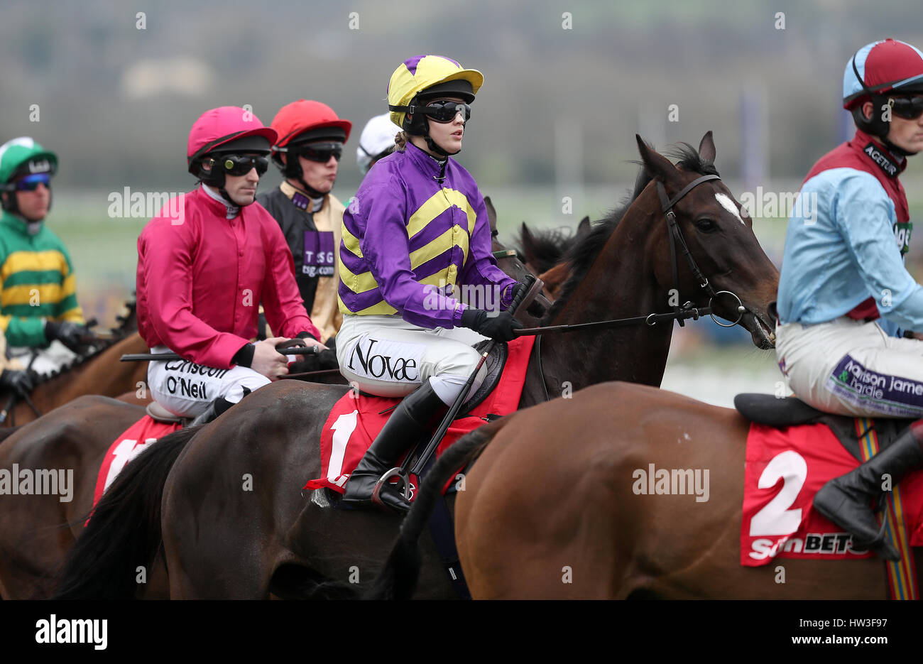 Lizzie kelly jockey hi-res stock photography and images - Alamy
