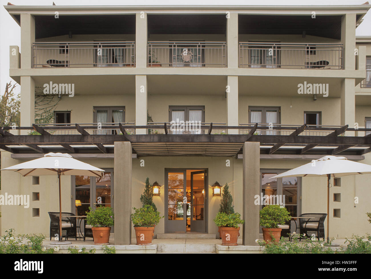 Symmetrical modern architecture hi-res stock photography and images - Alamy