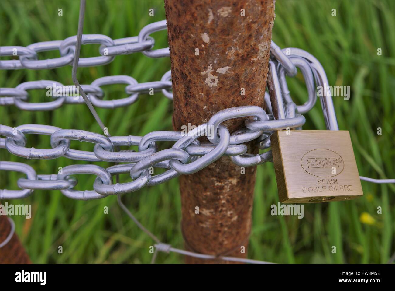 Closed chains hi-res stock photography and images - Alamy