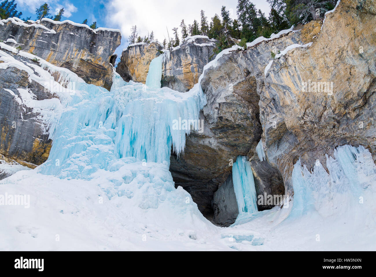 Frozen waterfall in national park hi-res stock photography and images ...
