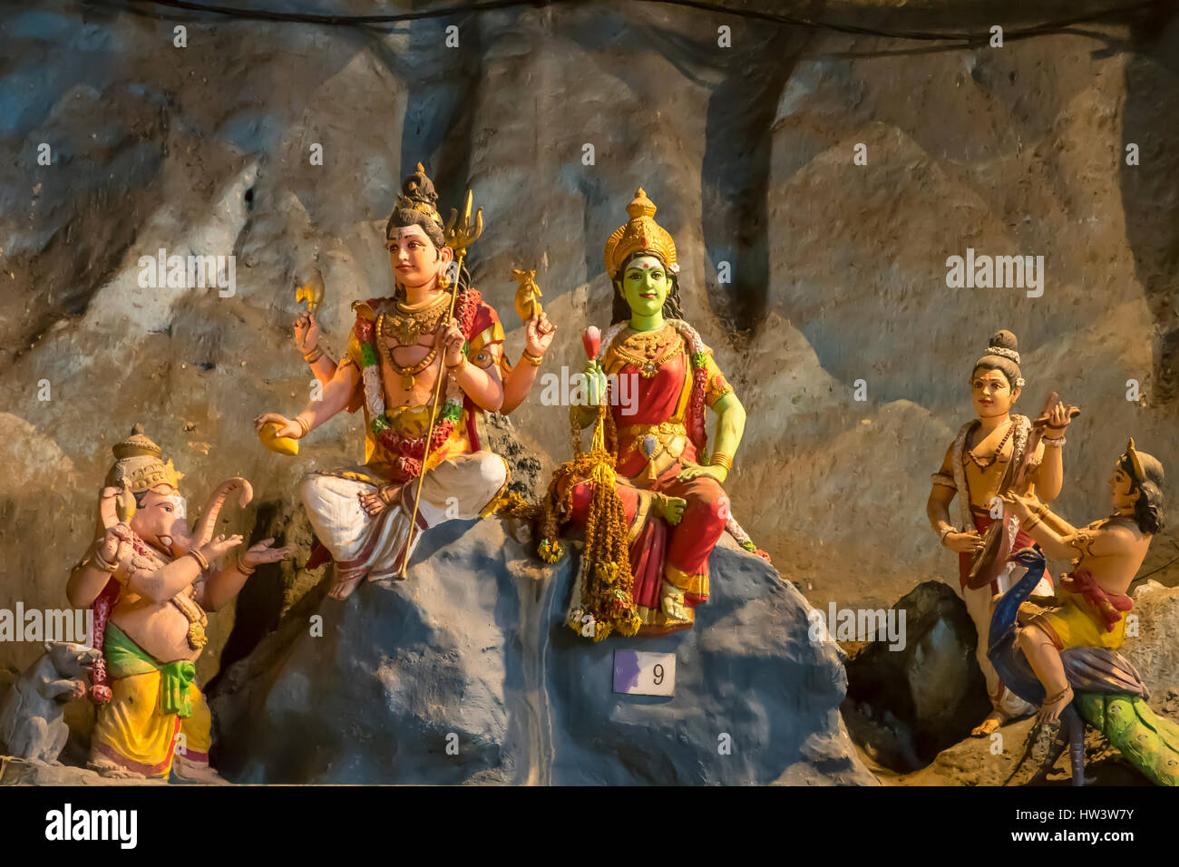 Hindu temple statues hi-res stock photography and images - Alamy