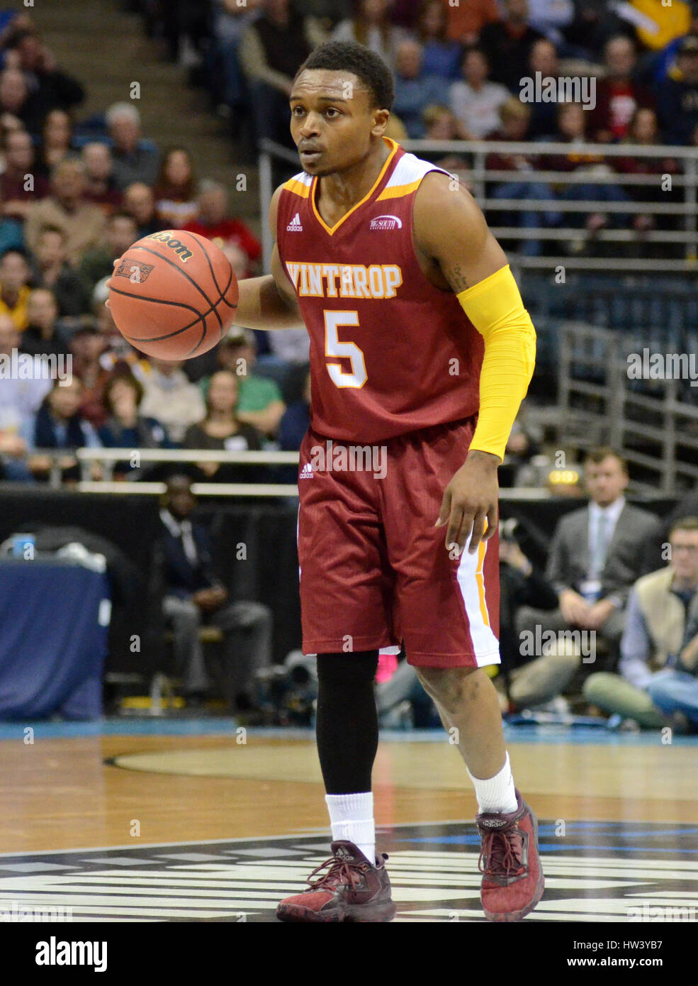 Milwaukee, Wisconsin, USA. 16th Mar, 2017. Winthrop's Keon Johnson ...
