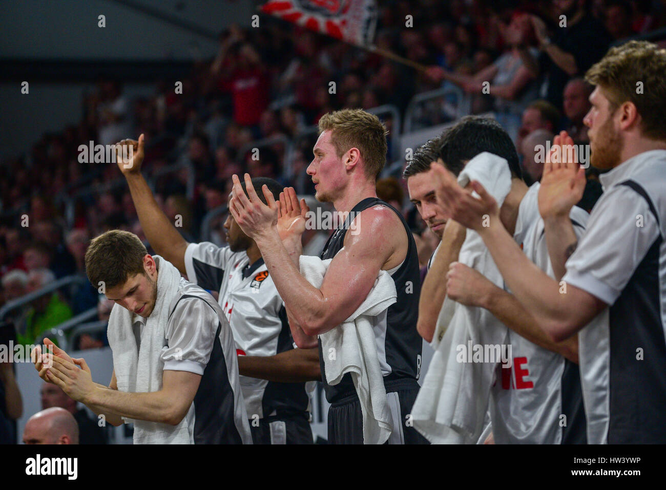 Team bench cheer hi-res stock photography and images - Alamy