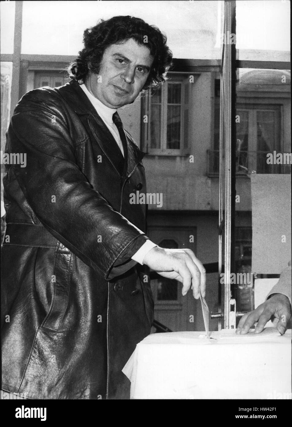 Mikis theodorakis Black and White Stock Photos & Images - Alamy