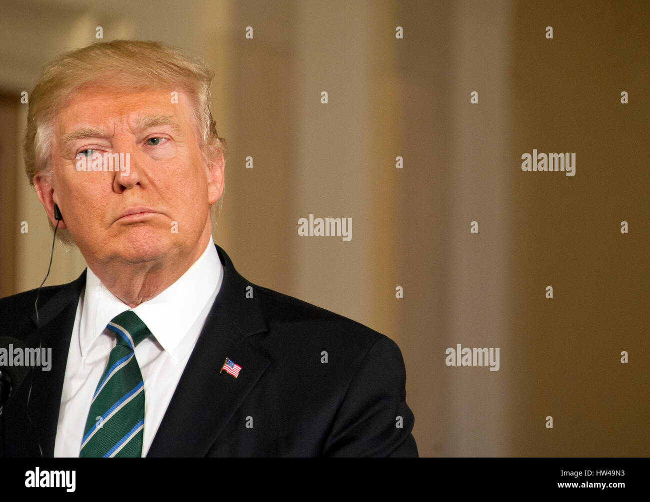 Donald trump listens translation hi-res stock photography and images ...