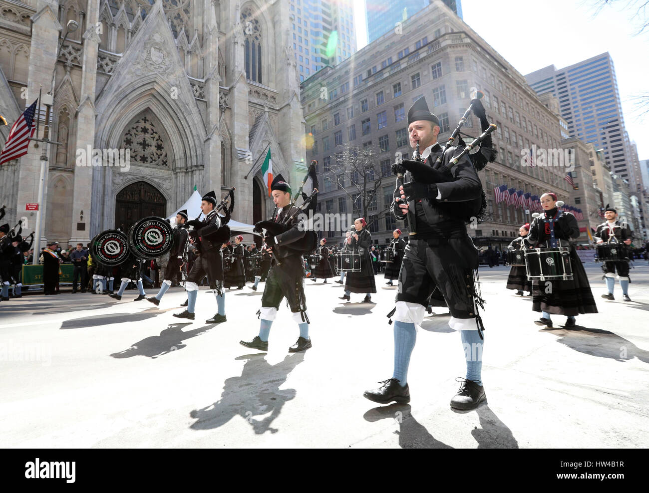 New York, USA. 17th Mar, 2017. People march past St. Patrick's ...