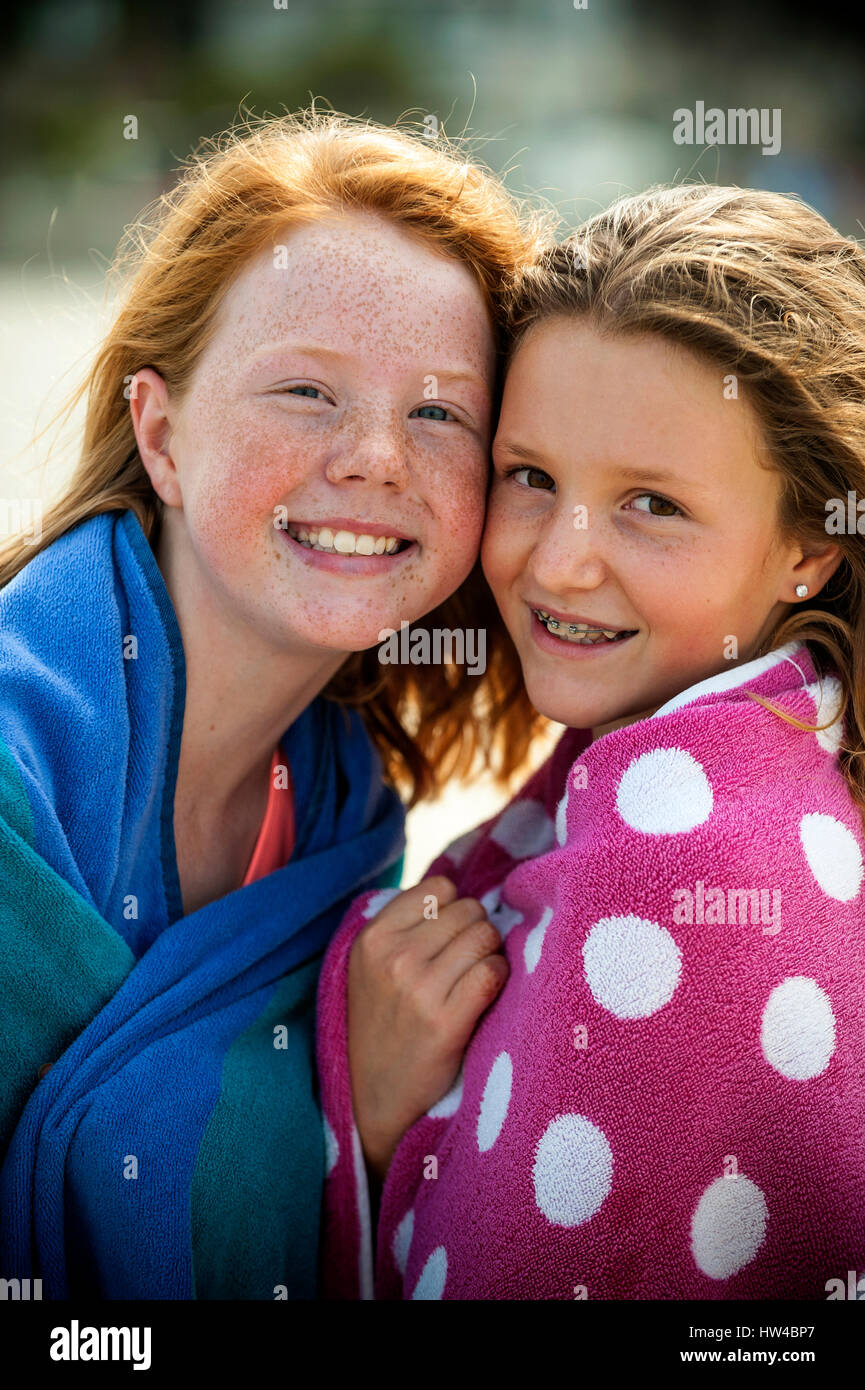 Smiling sisters hi-res stock photography and images - Alamy