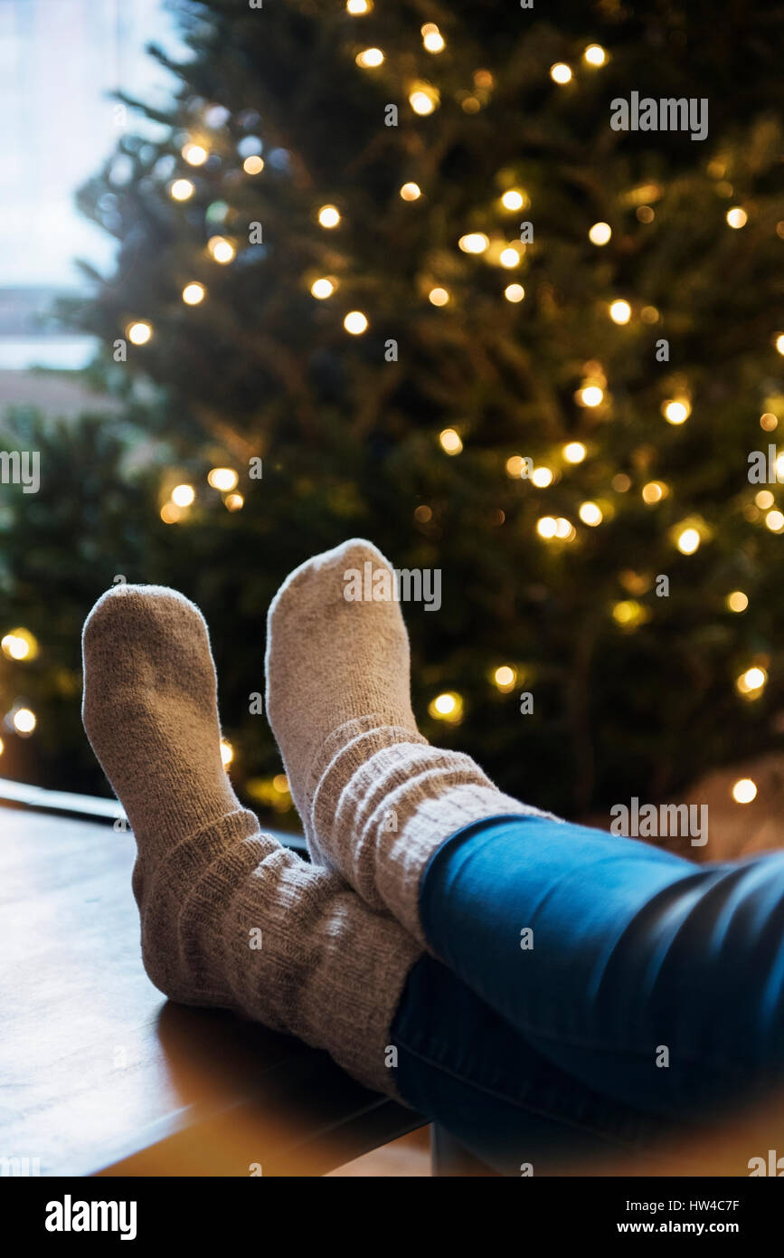 Feet on table hi-res stock photography and images - Alamy