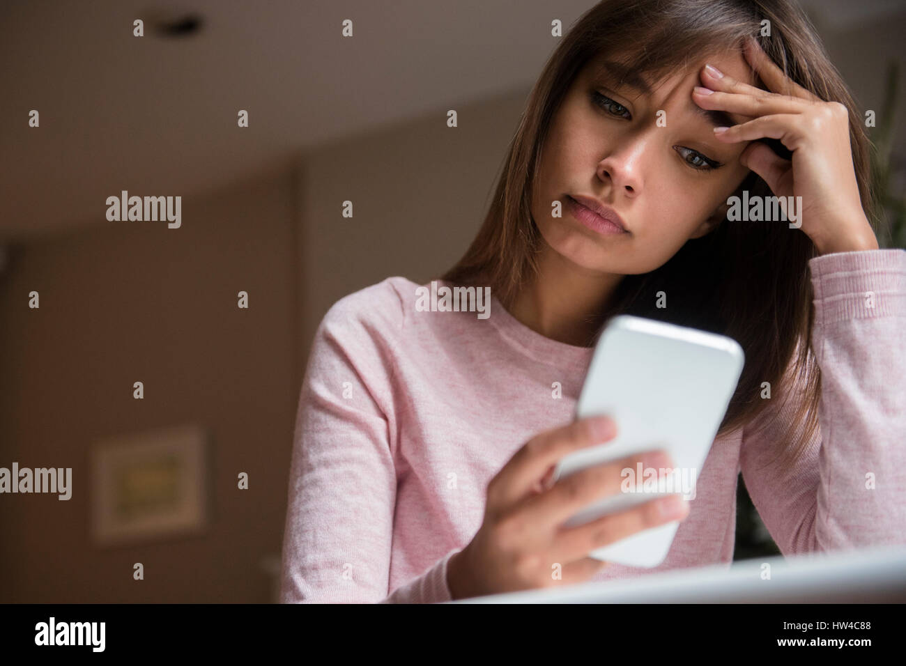 Mobile frustrated woman hi-res stock photography and images - Alamy