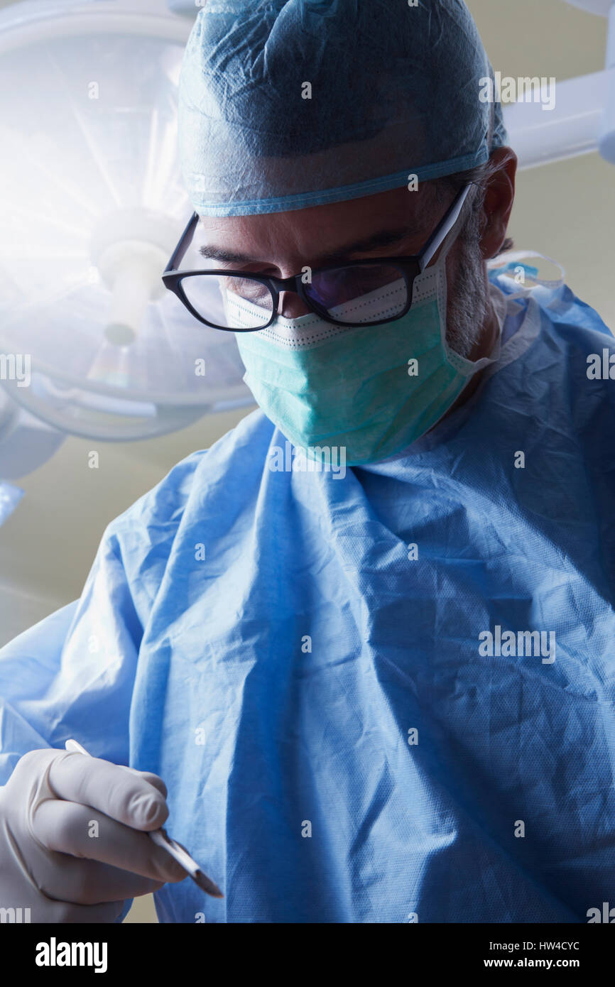 Hispanic surgeon holding scalpel Stock Photo - Alamy