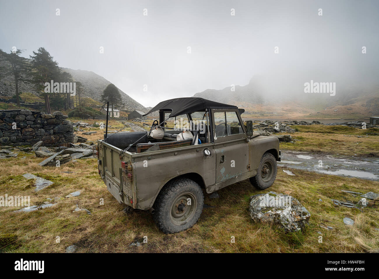 Abandoned land rover hi-res stock photography and images - Alamy