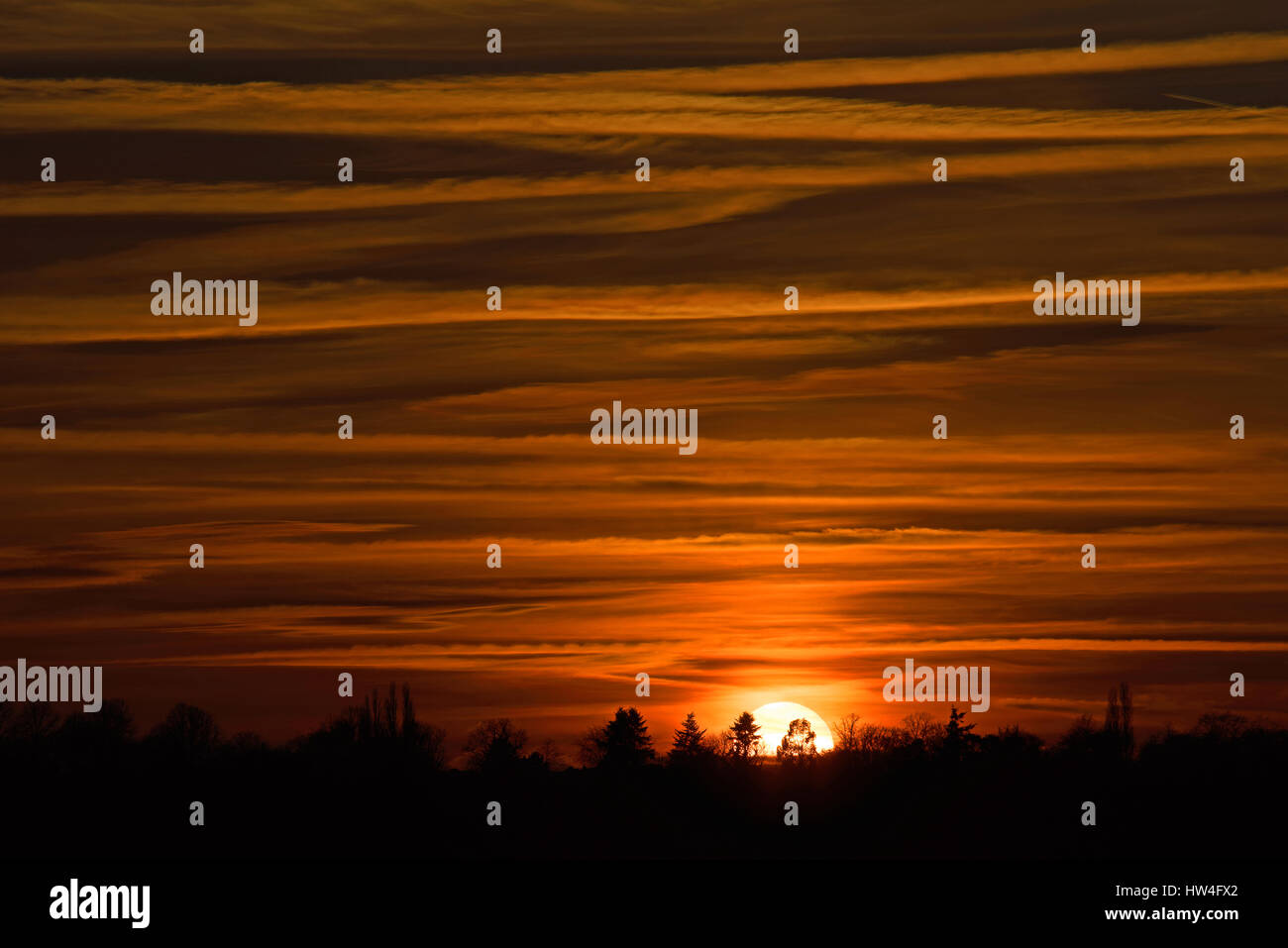 Horizon glowing setting sun hi-res stock photography and images - Alamy