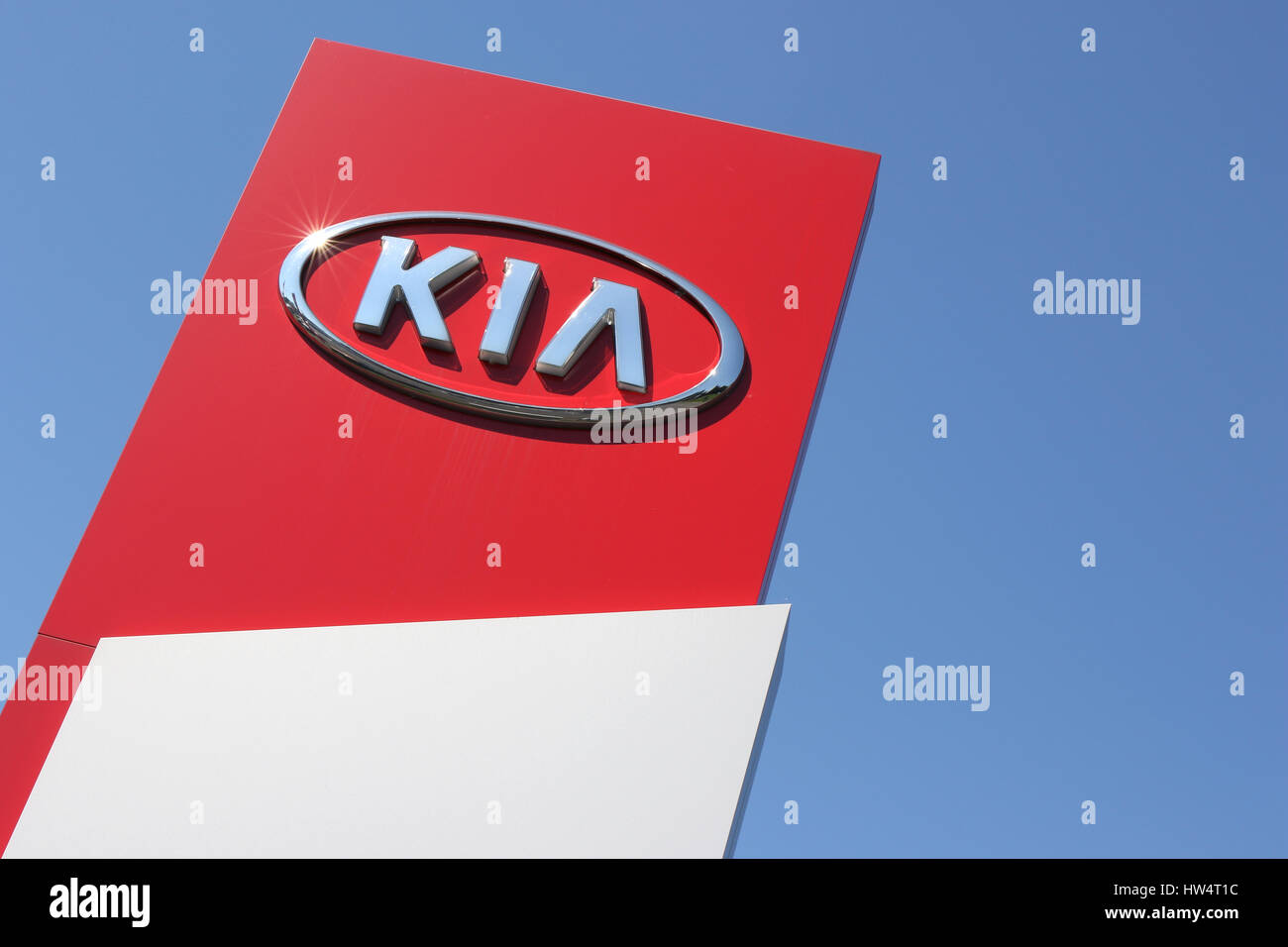 Kia dealership sign against blue sky Stock Photo - Alamy