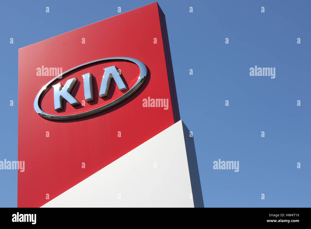 Kia dealership sign against blue sky Stock Photo - Alamy