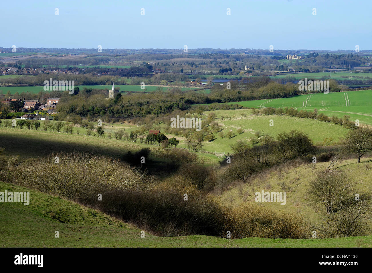 The view from Ivinghoe Hills across the Vale of Aylesbury to Mentmore ...