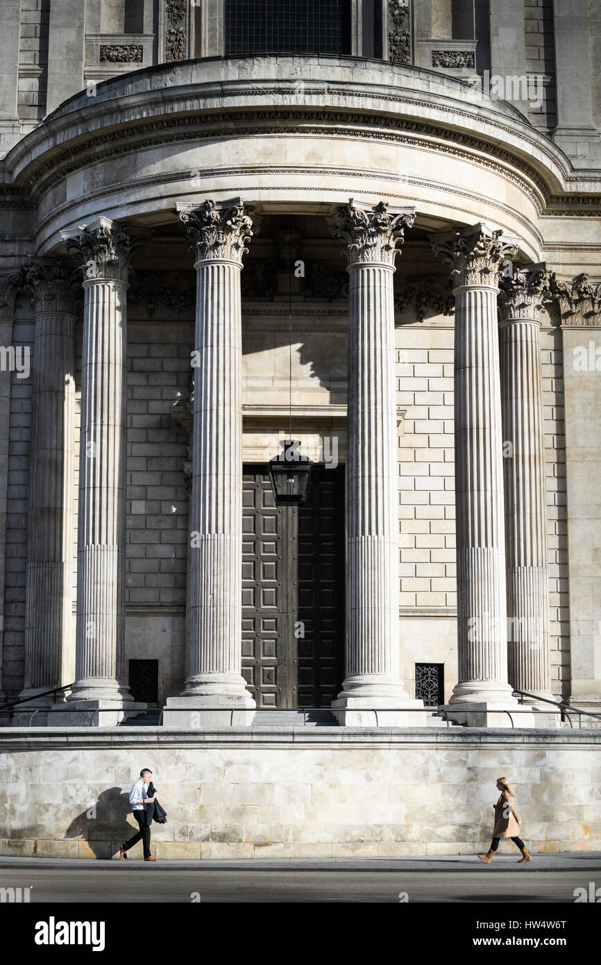 St paul's cathedral entrance hi-res stock photography and images - Alamy