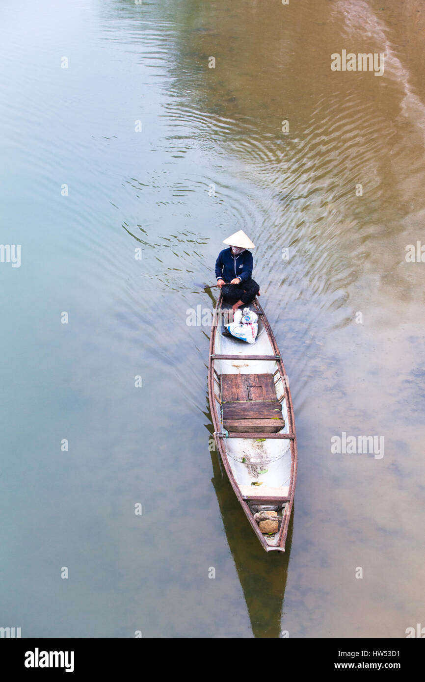 Vietnamese woman in conical hat floating on Perfume river, Hue, Vietnam ...