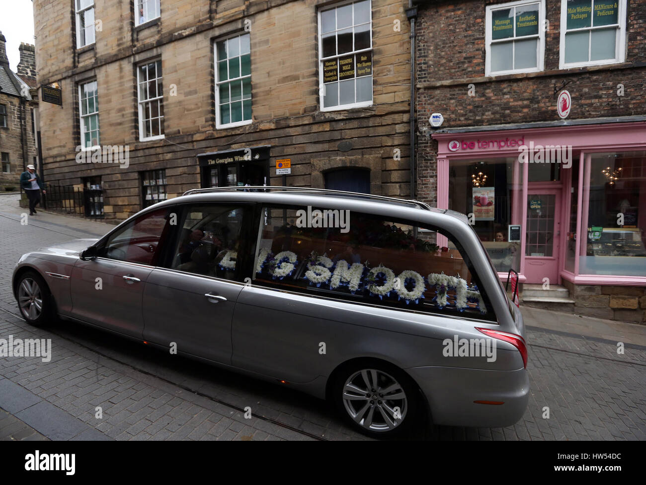 The hearse carrying the body of 7ft7in Game of Thrones actor Neil ...