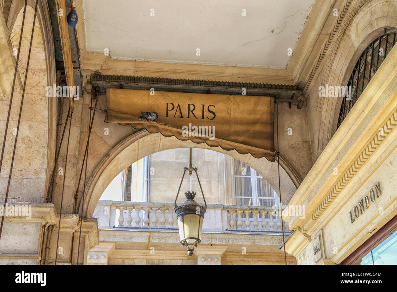 Parisian street lamp hi-res stock photography and images - Alamy