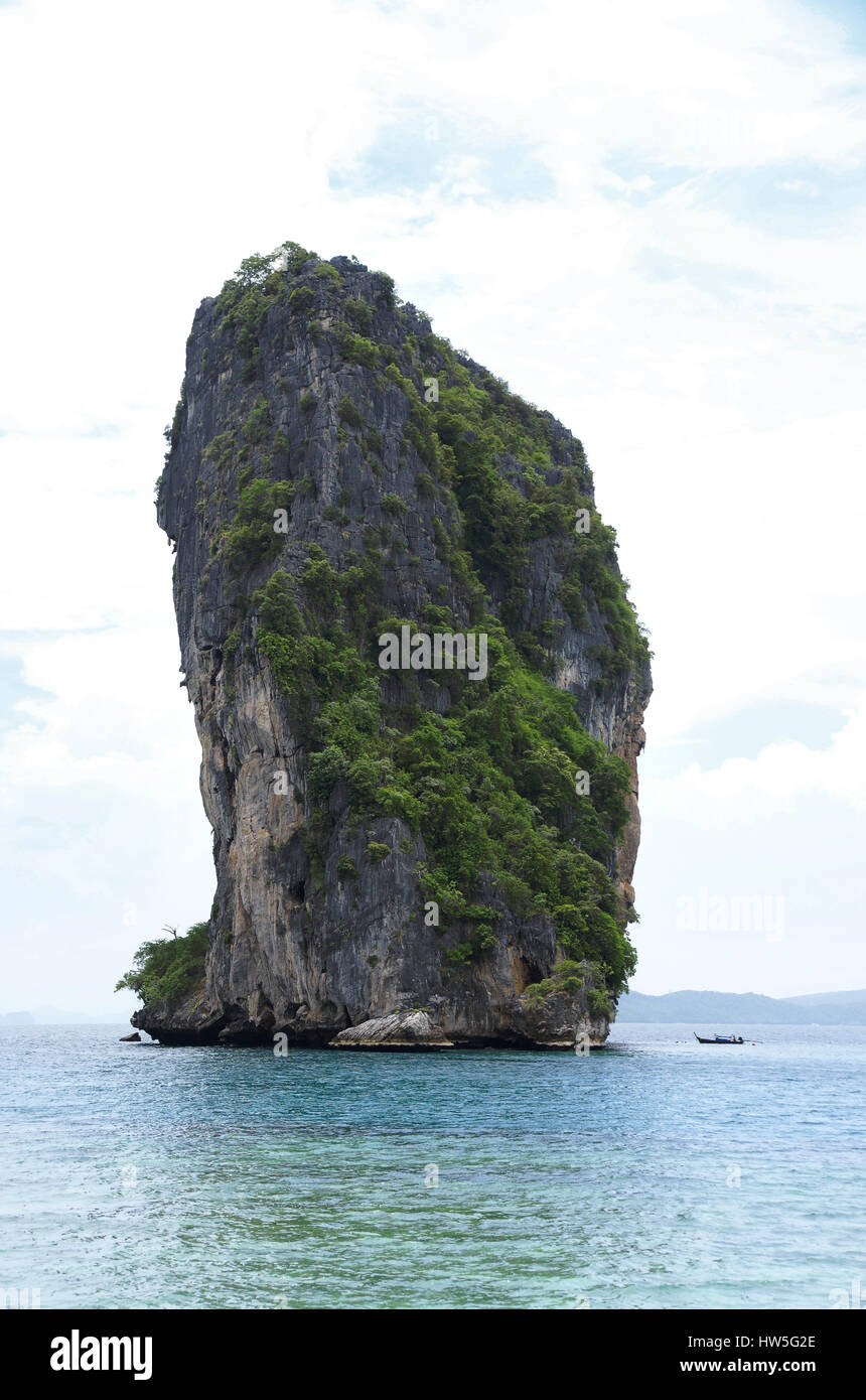 Boat next to cliff High Resolution Stock Photography and Images - Alamy