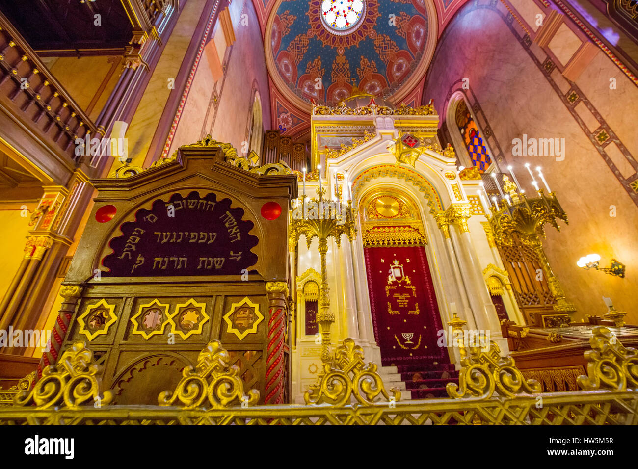 View jewish temple interior hi-res stock photography and images - Alamy