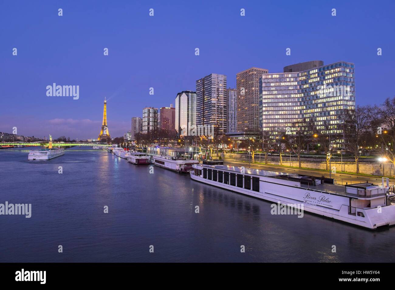 France, Paris, UNESCO World Heritage site, the banks of the Seine river ...