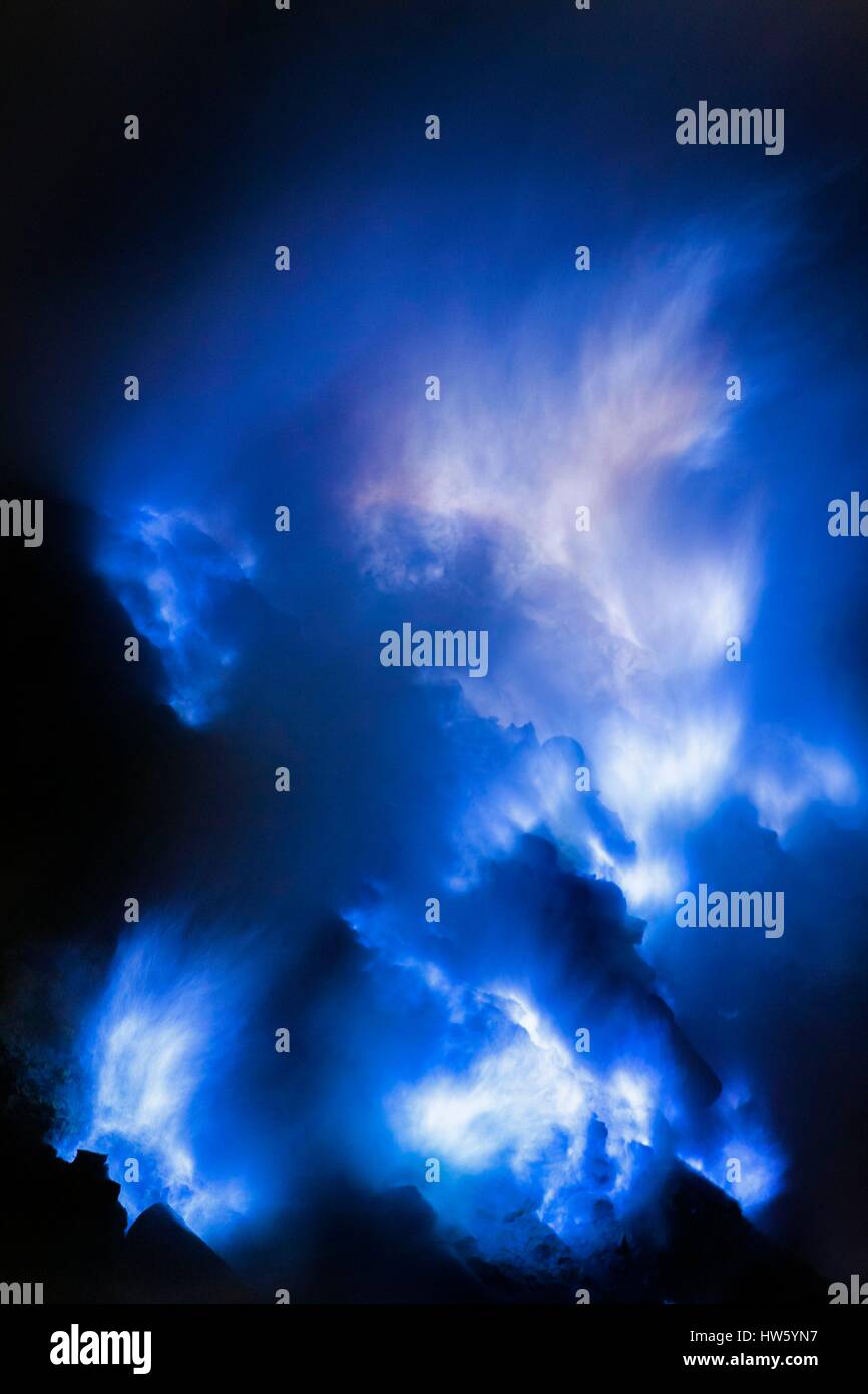 Blue flames at ijen volcano hi-res stock photography and images - Alamy