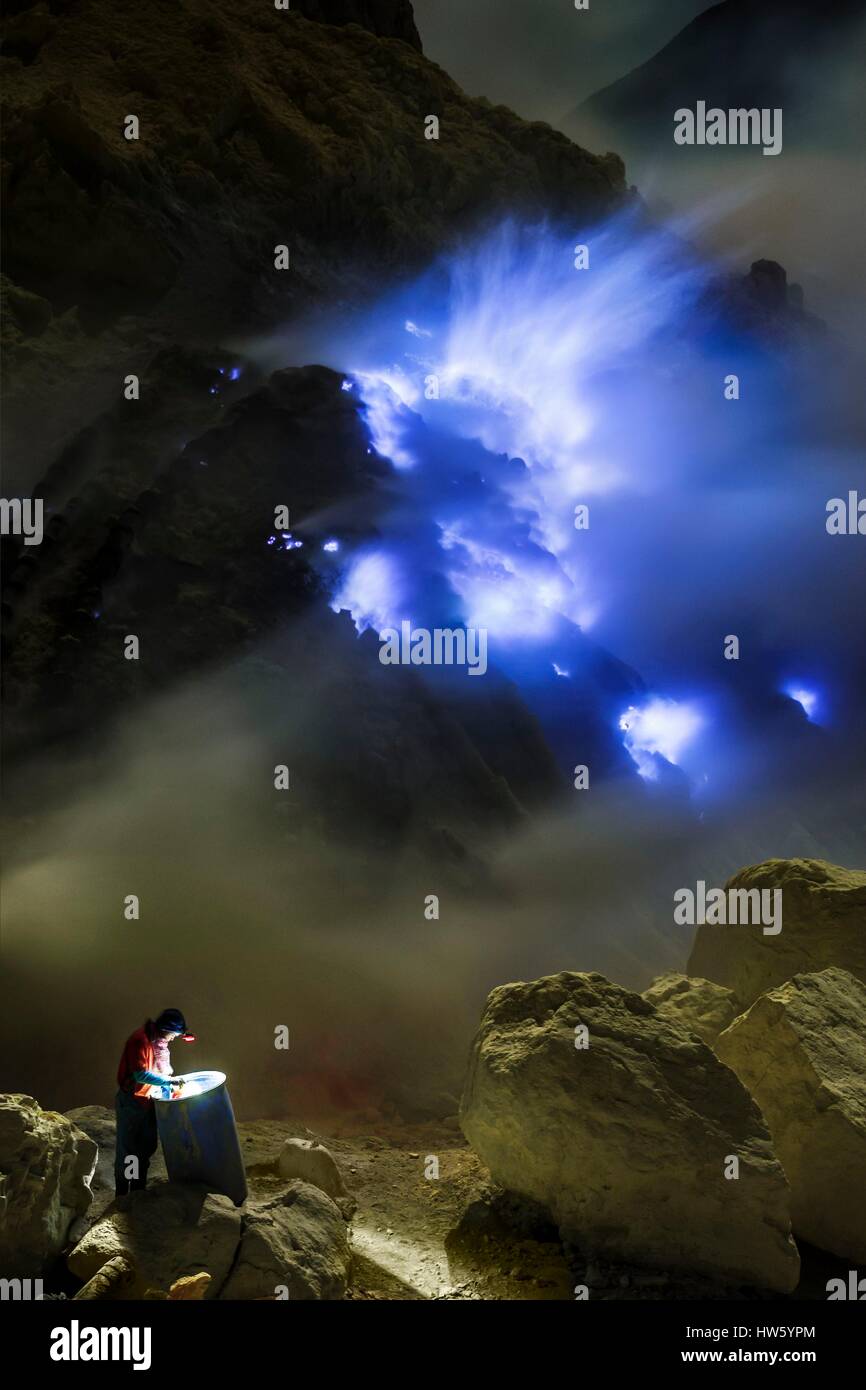 Kawah ijen volcano blue flames hi-res stock photography and images - Alamy
