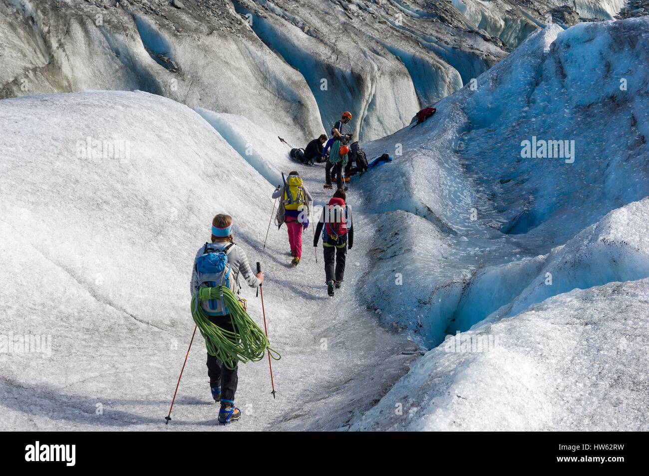 Group walking towards the sea hi-res stock photography and images - Alamy