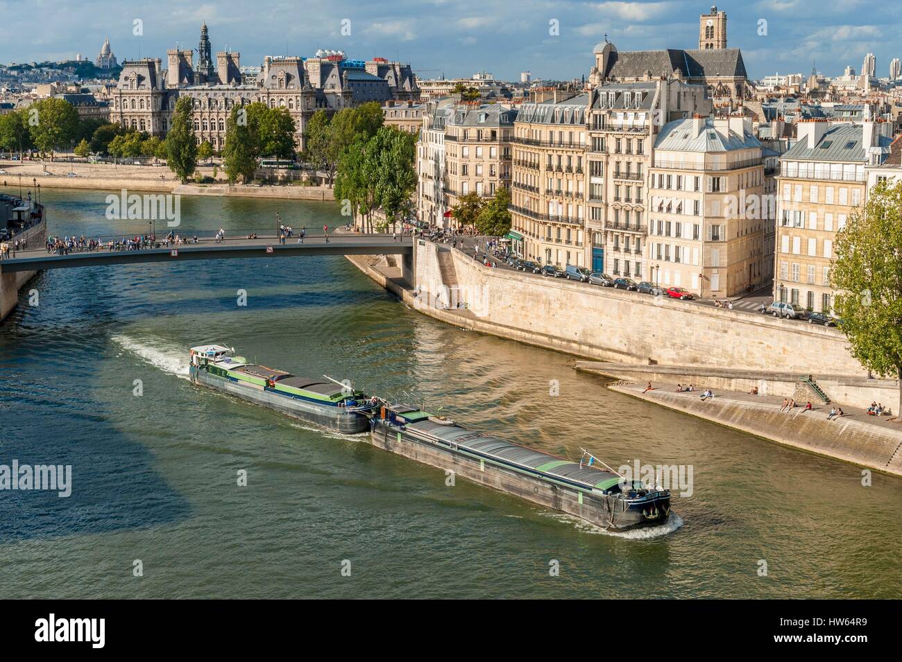France, Paris, river ferry at the height of Pont-Saint-Louis Stock ...