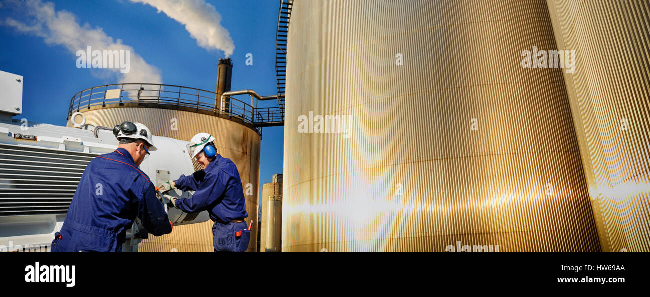 Oil towers hi-res stock photography and images - Alamy