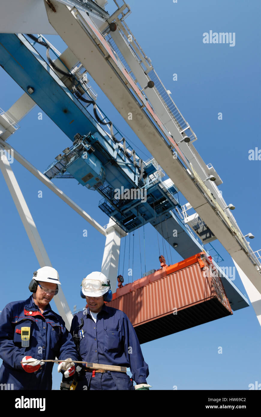 MODEL RELEASED. Shipping workers with cargo container Stock Photo - Alamy