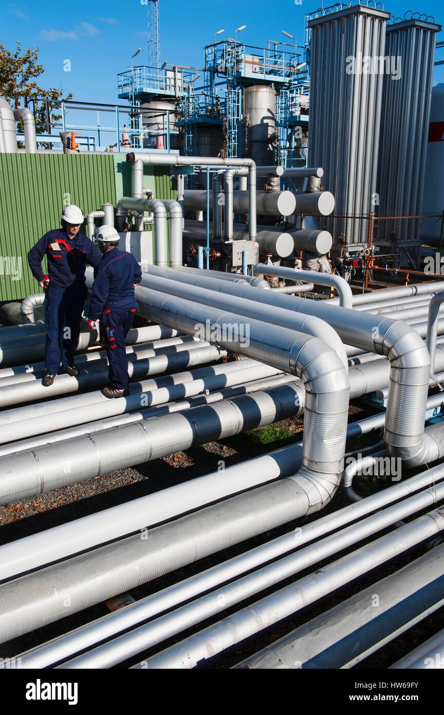 Oil refinery workers pipes hi-res stock photography and images - Alamy