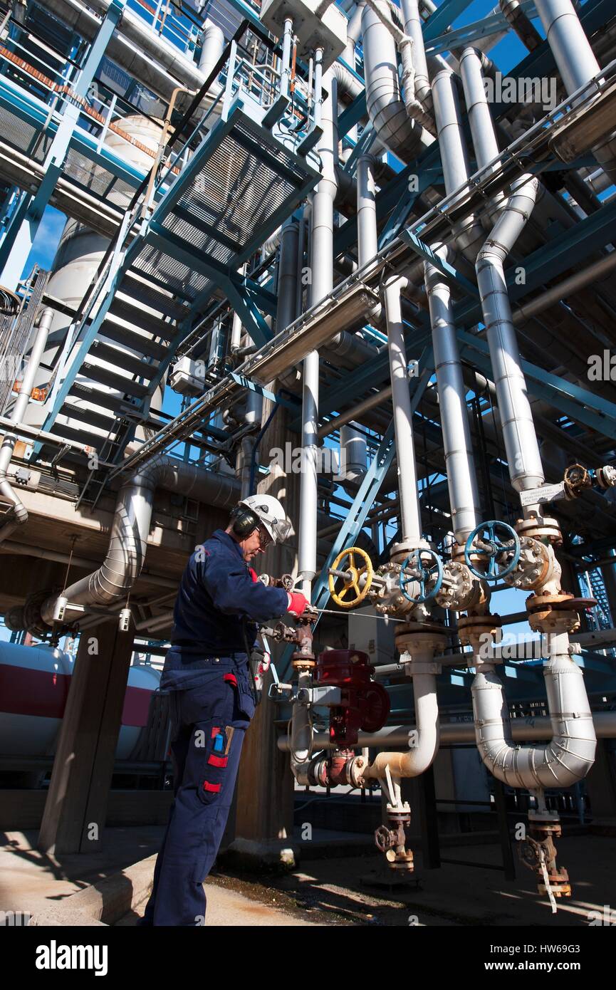 Pipework worker hi-res stock photography and images - Alamy