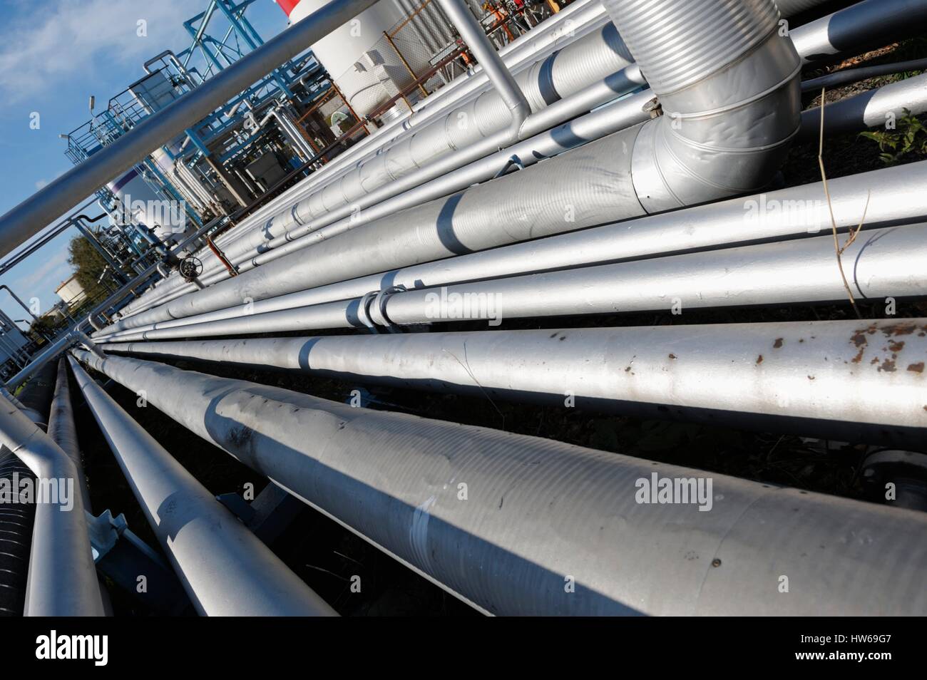 Oil pipework on refinery Stock Photo - Alamy