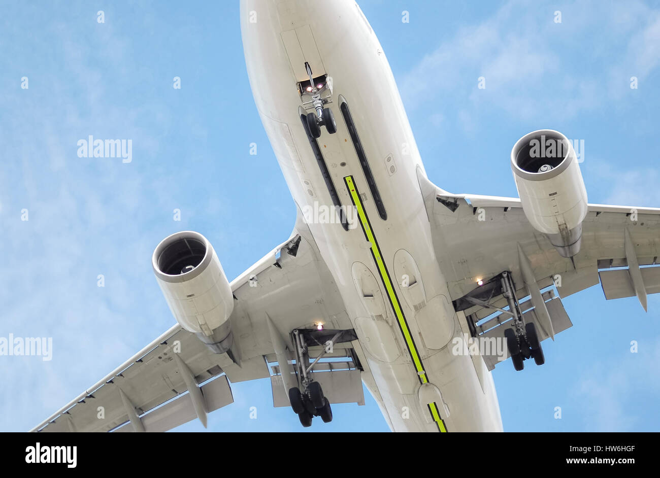 Low level flying planes hi-res stock photography and images - Alamy