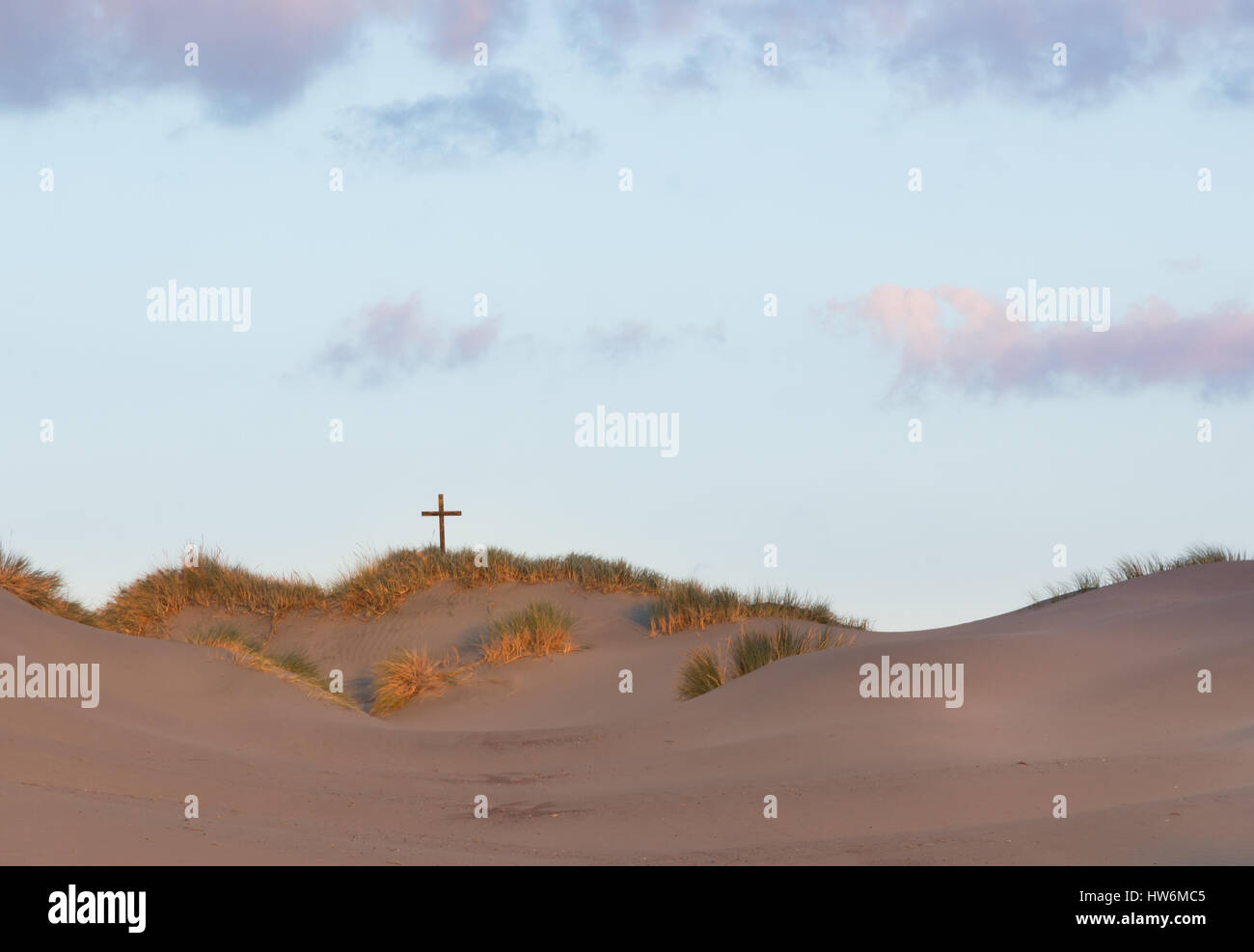 Cross on a sand dune hill with morning light on it Stock Photo - Alamy