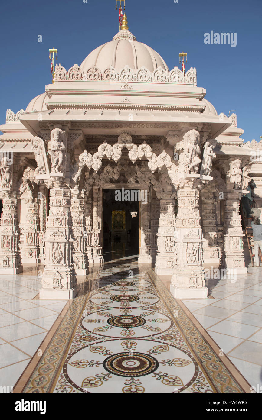 Front entrance, BAPS Swaminarayan mandir, Katraj, Pune Stock Photo - Alamy
