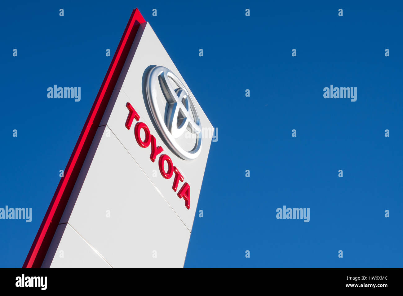 Toyota dealership sign against blue sky Stock Photo - Alamy
