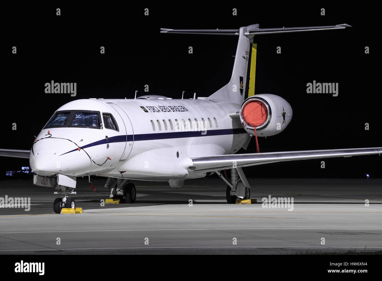 Embraer 135lr hi-res stock photography and images - Alamy
