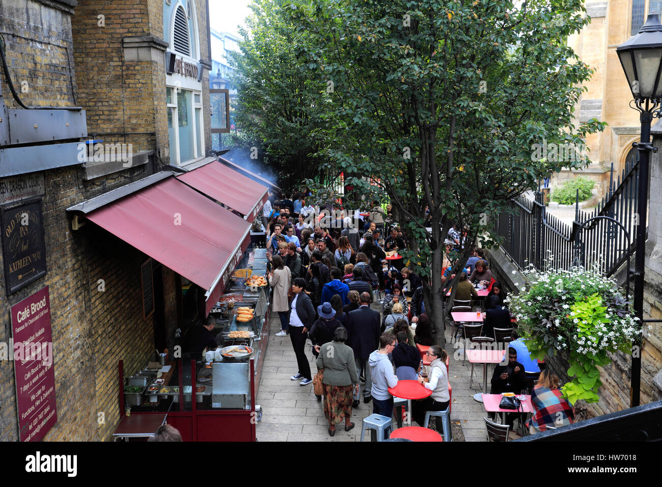 Southwark market stalls next to Southwark Cathedral, South Bank, London ...
