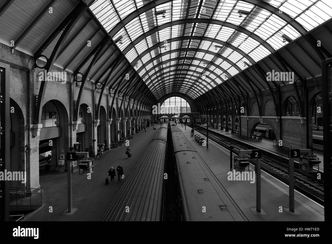Virgin and Great Northern trains inside Kings Cross railway Station ...